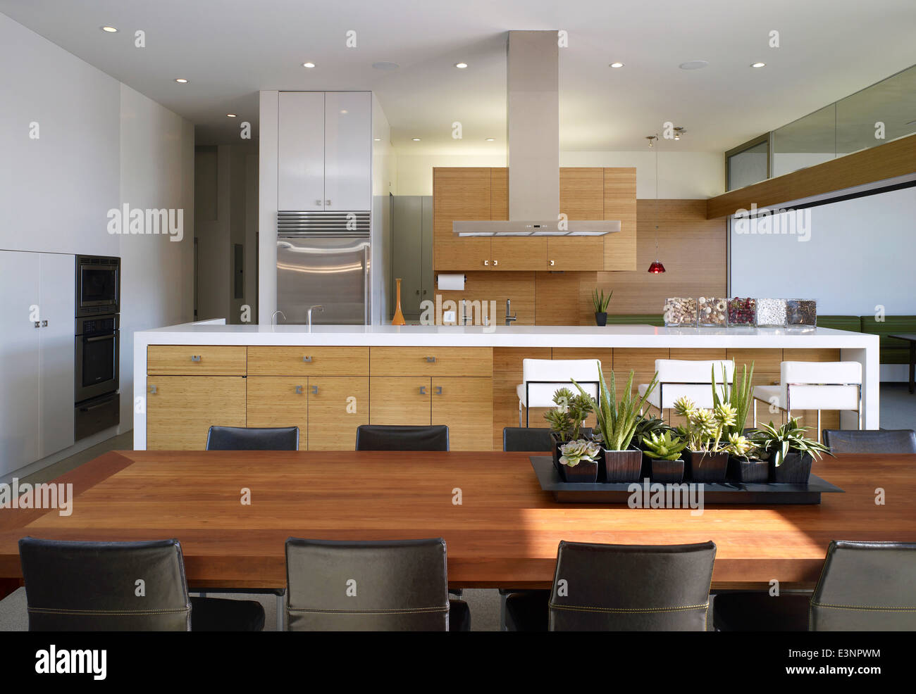 Open plan kitchen and dining area in Yin Yang House, Venice, California ...
