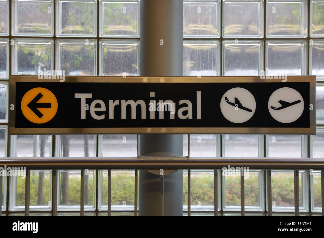 Sign at an airport showing the way to the terminal building Stock Photo ...