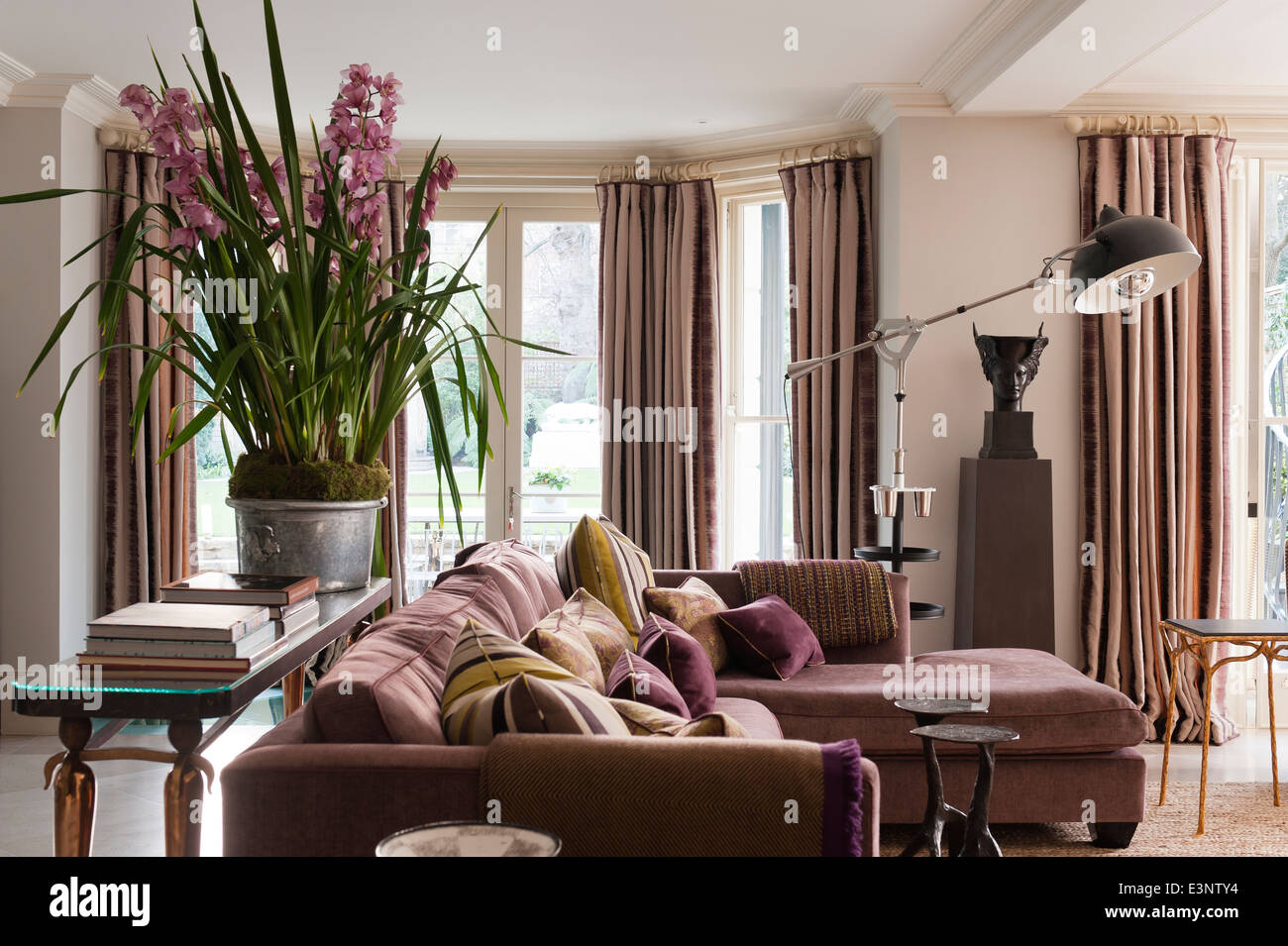 Corner seating hi-res stock photography and images - Alamy