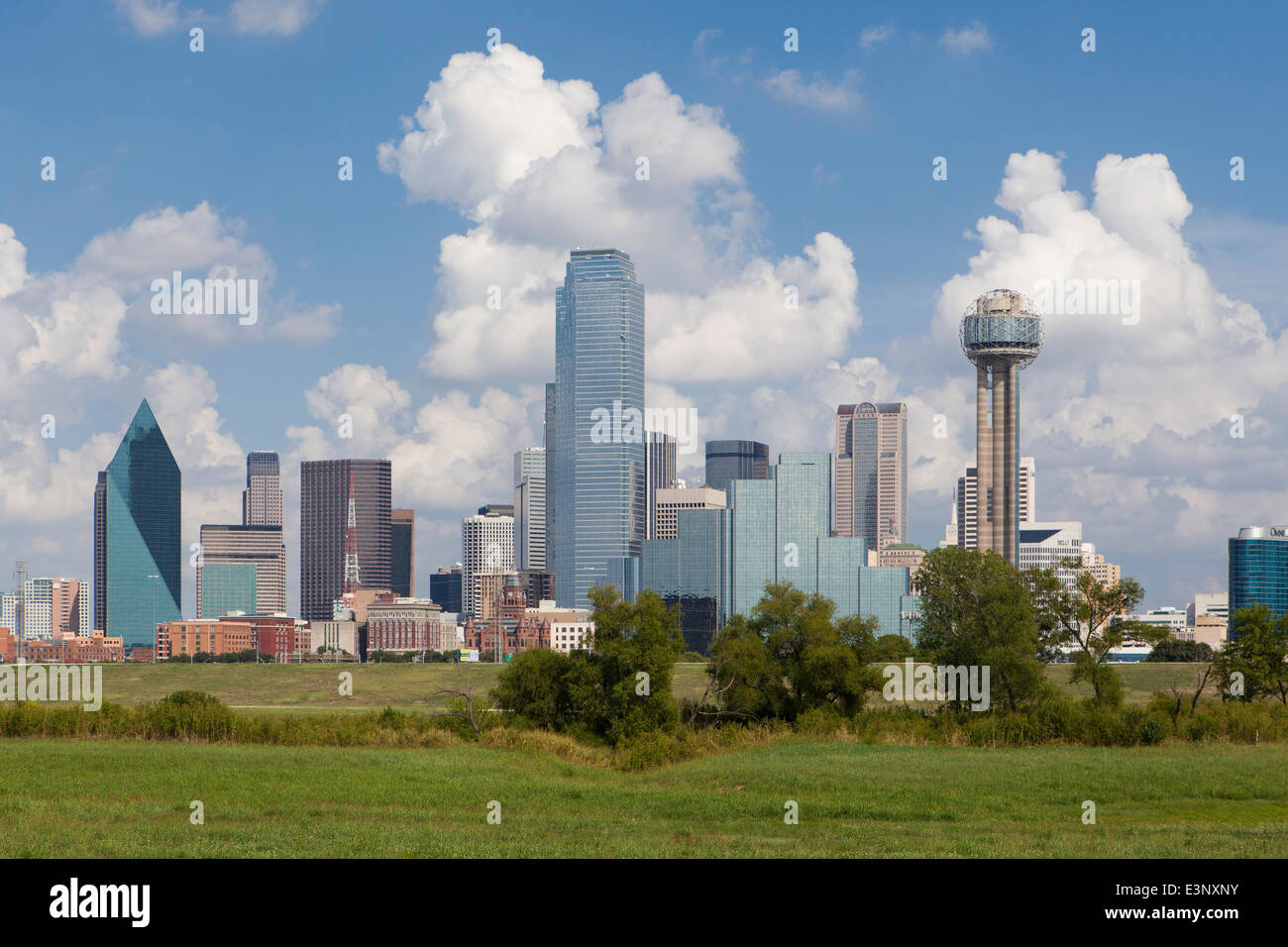 Downtown dallas skyline hi-res stock photography and images - Alamy