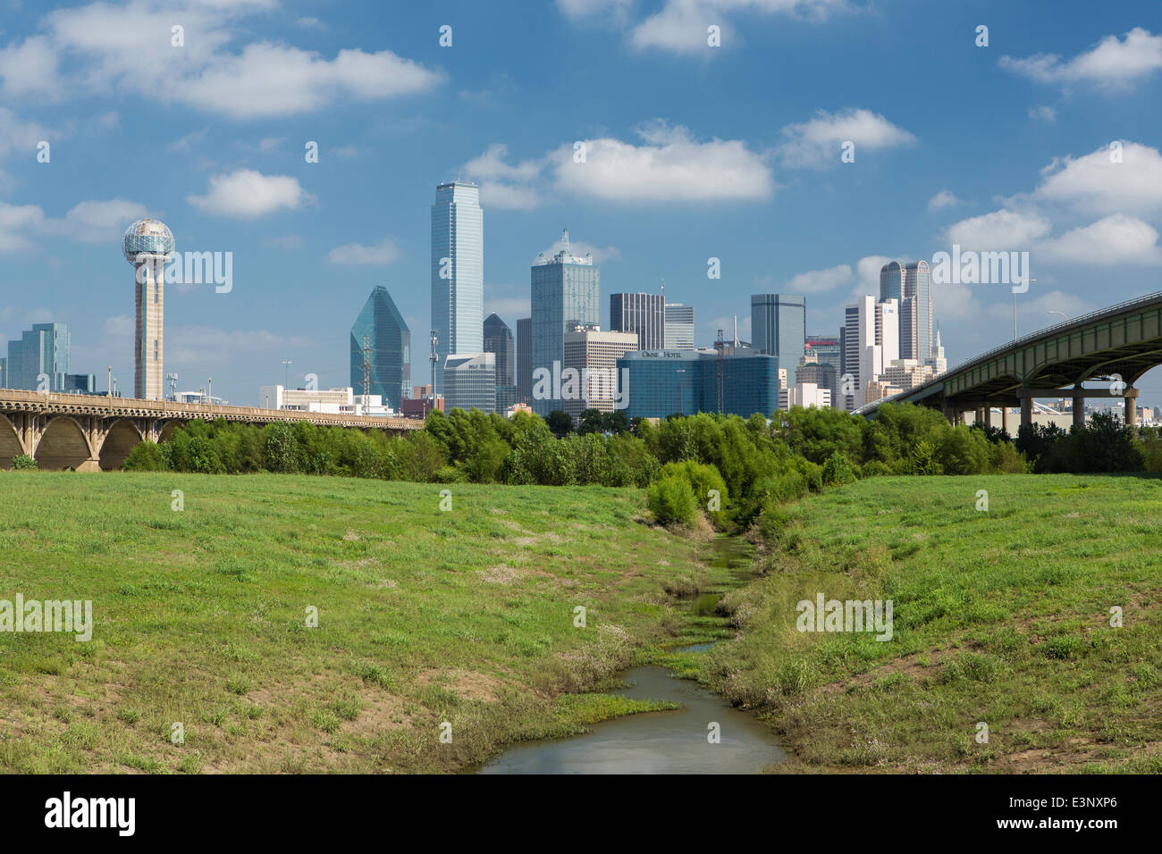 Downtown dallas skyline hi-res stock photography and images - Alamy