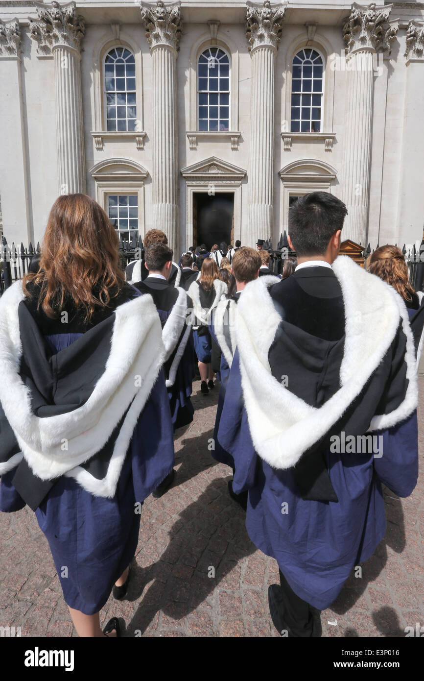 Cambridge University students on Graduation Day receiving their degrees ...