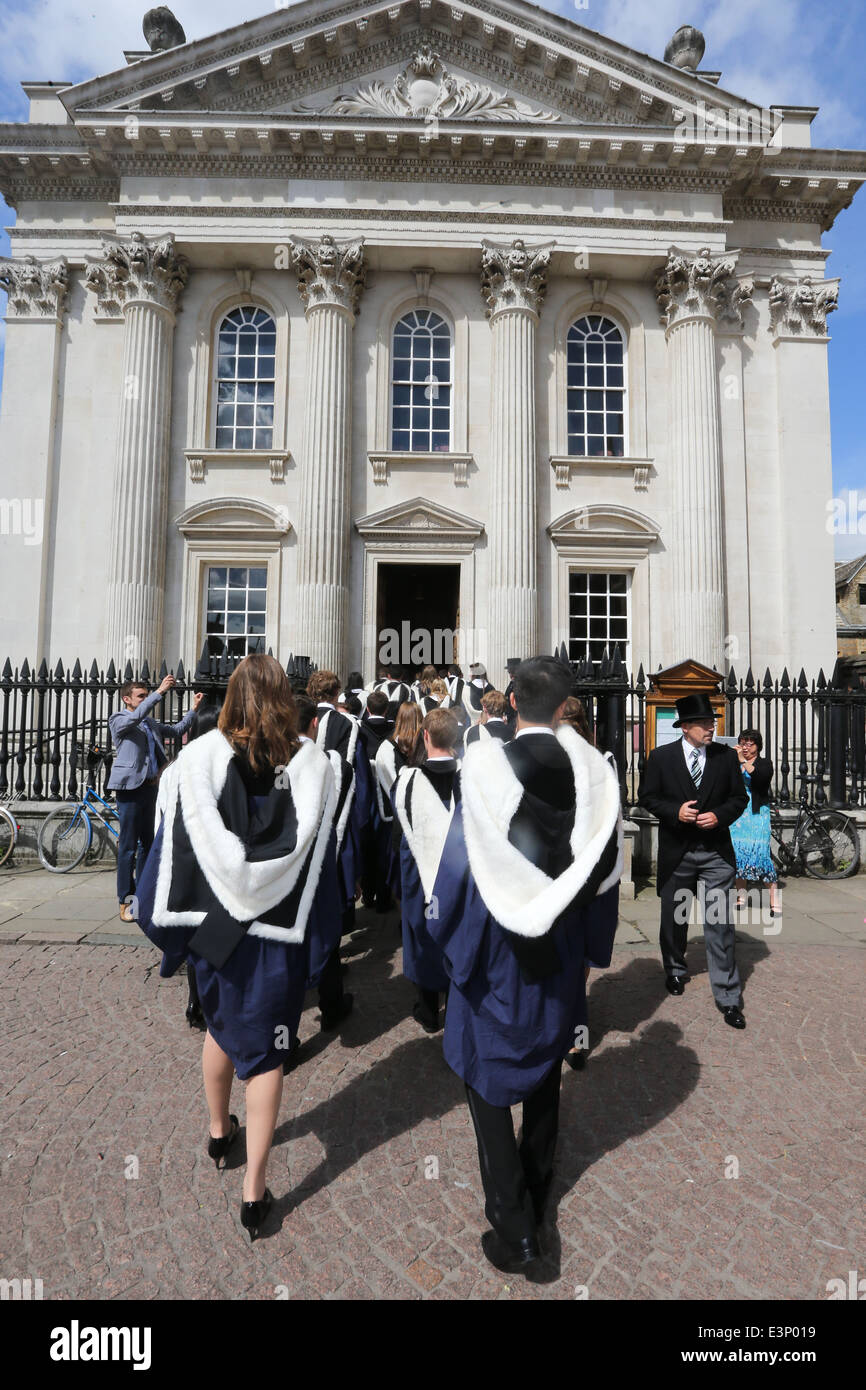 Cambridge University students on Graduation Day receiving their degrees ...