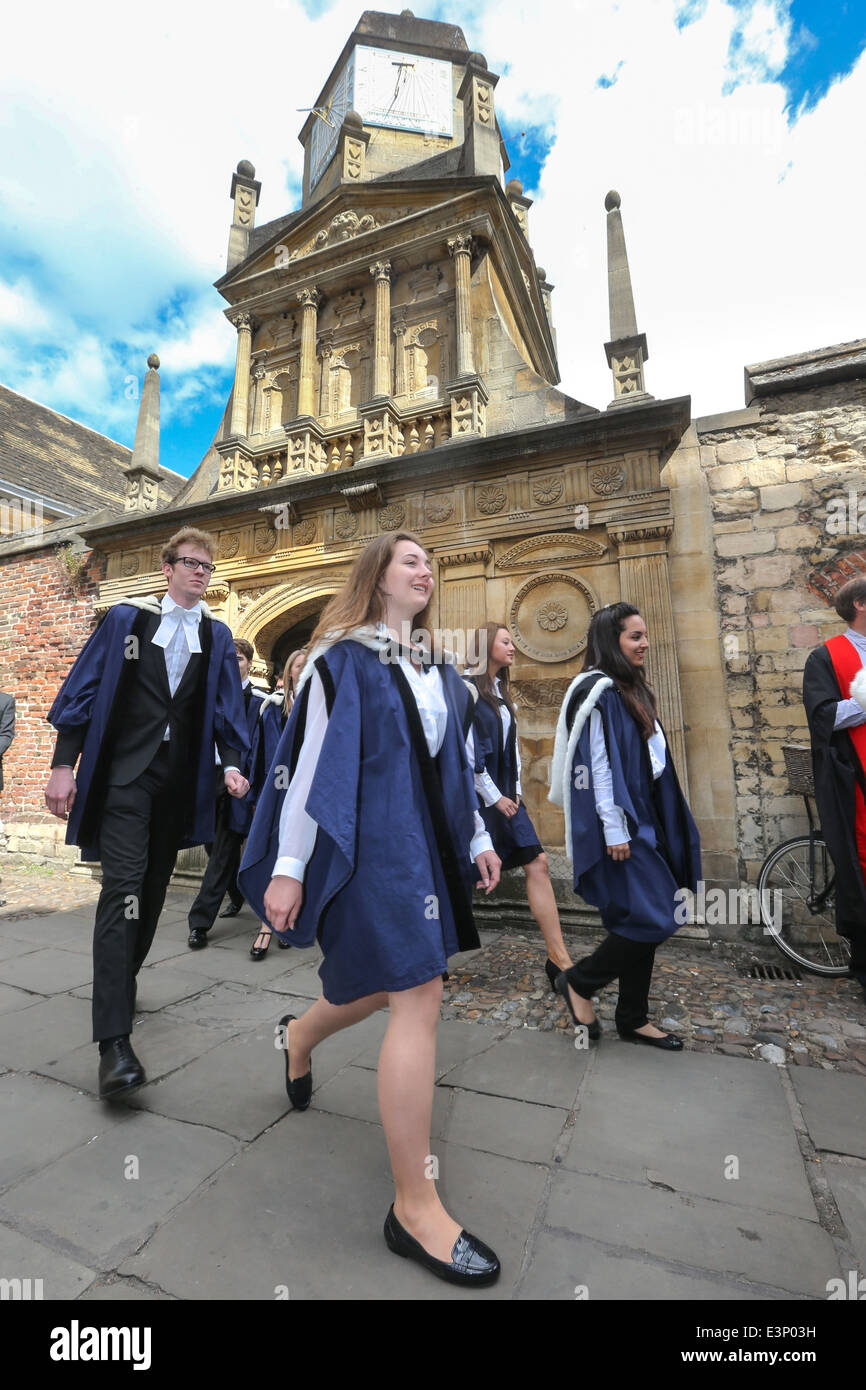 Cambridge University students on Graduation Day receiving their degrees ...