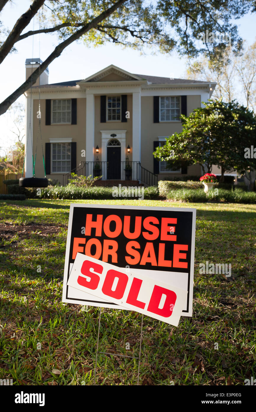 Sold signage hi-res stock photography and images - Alamy