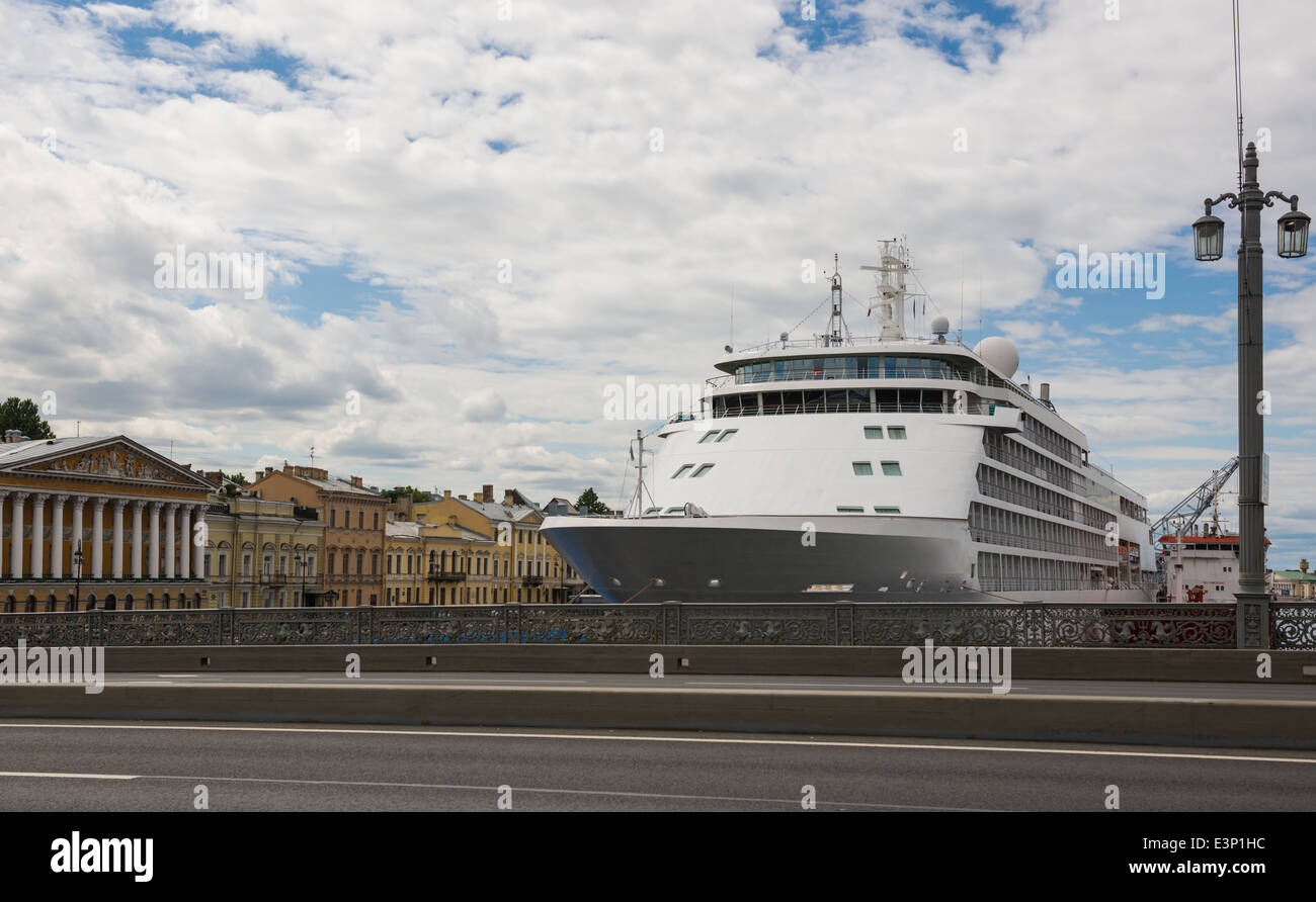 English embankment hi-res stock photography and images - Alamy