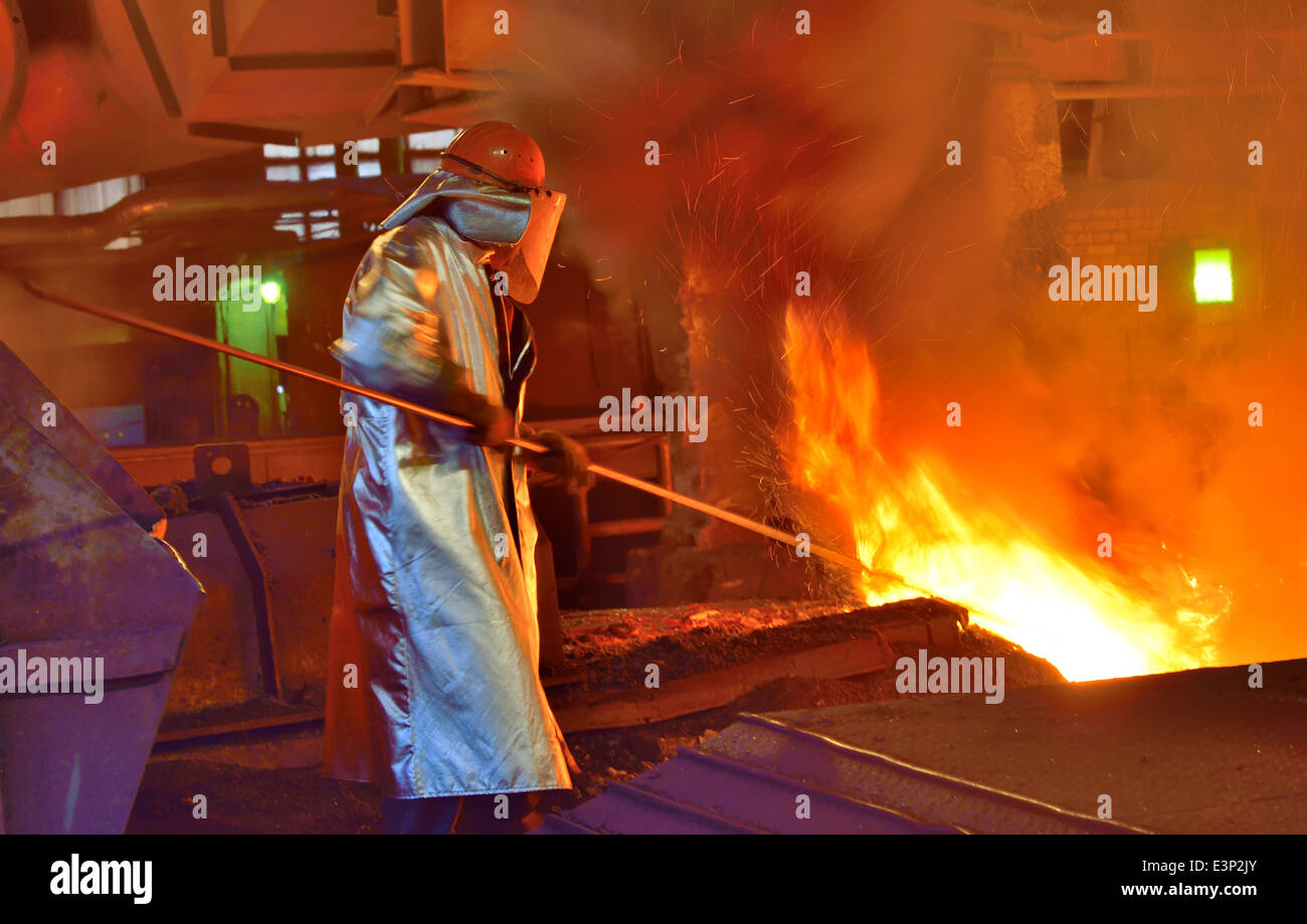 Worker pouring molten iron hi-res stock photography and images - Alamy