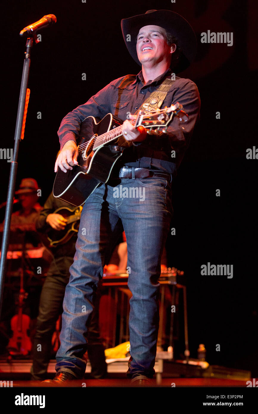 Country music artist clay walker hi-res stock photography and images ...