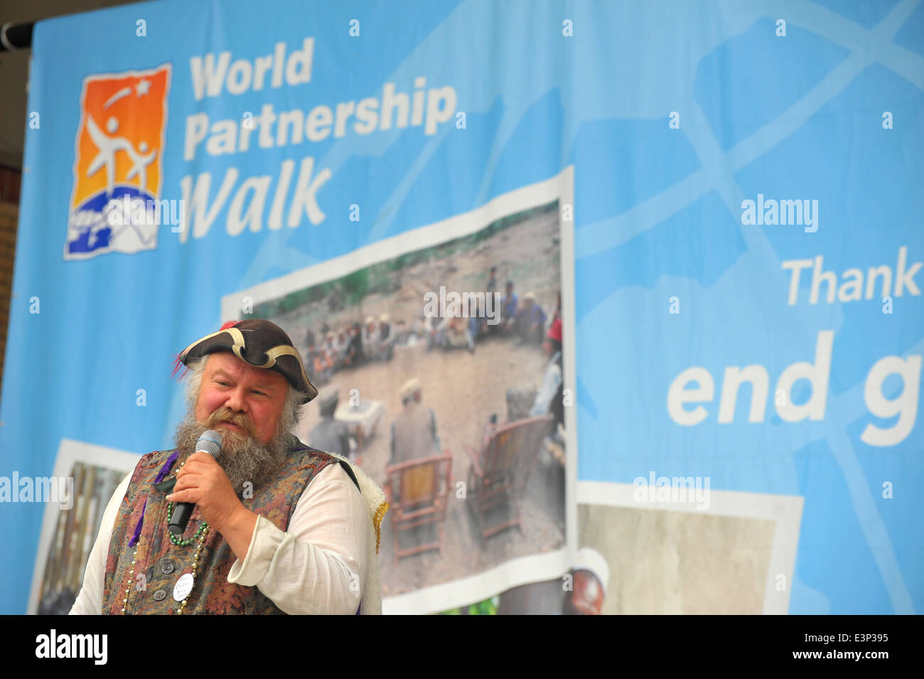 World partnership walk hi-res stock photography and images - Alamy