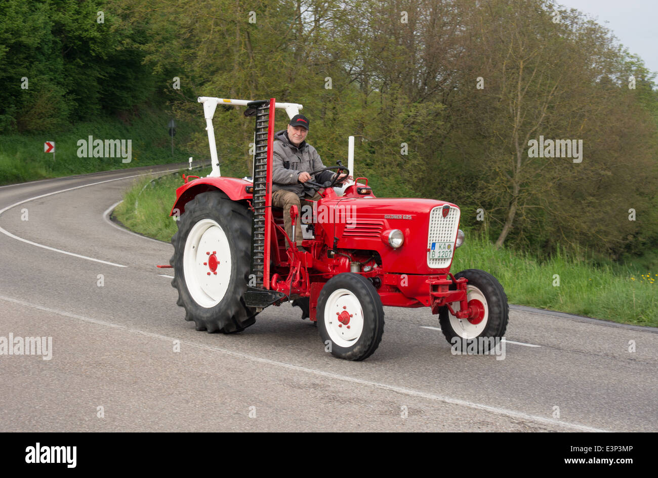A Vintage Güldner G 25 tractor heads towards Sinsheim in Germany for a ...