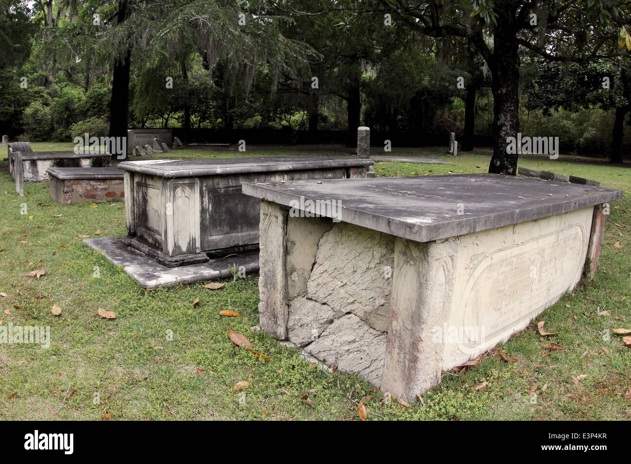 Old graves at cemetery hi-res stock photography and images - Alamy
