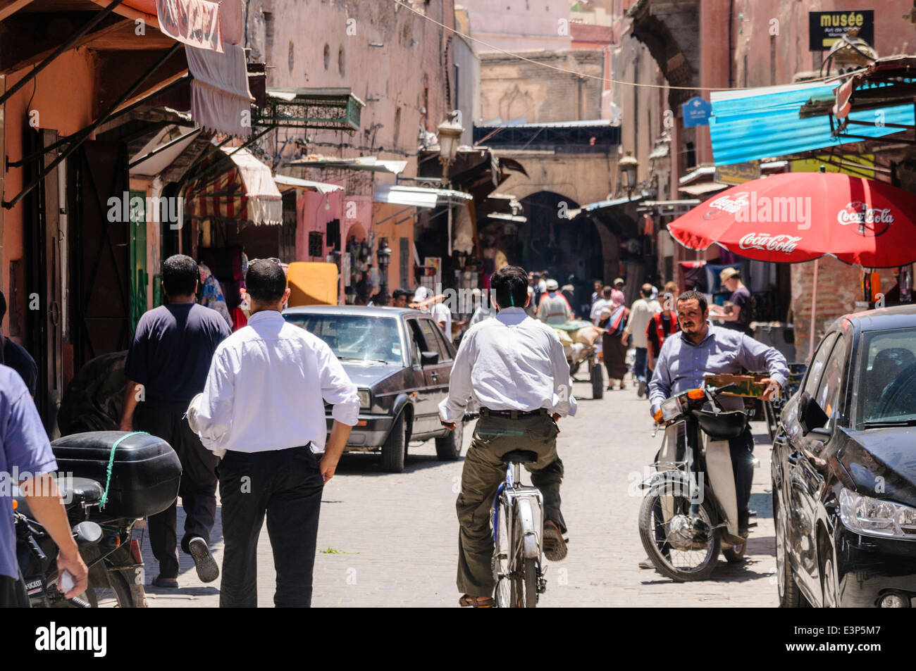 People modes of transport hi-res stock photography and images - Alamy