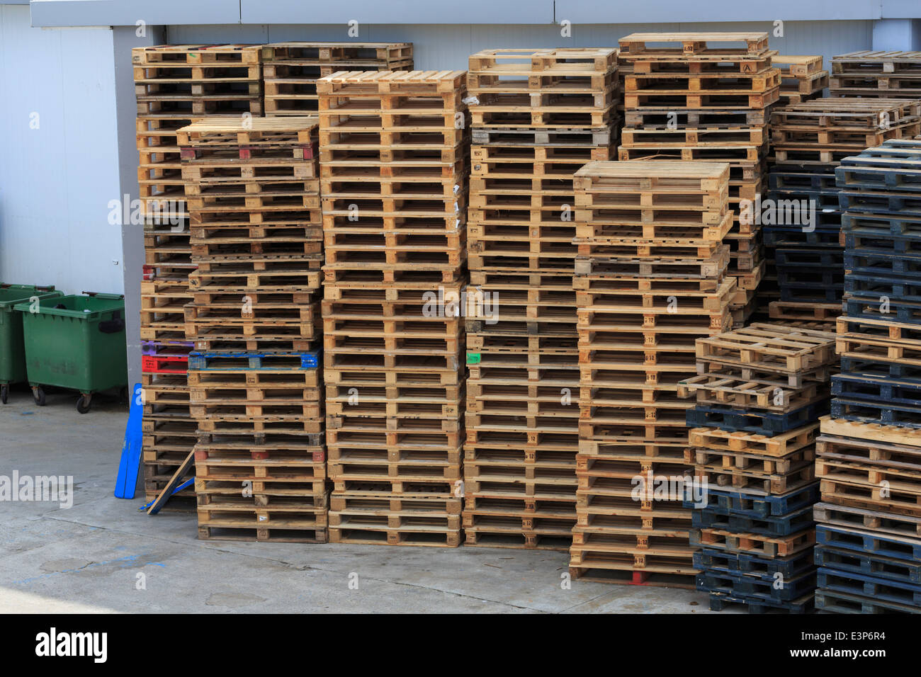 Stack wooden pallets hi-res stock photography and images - Alamy