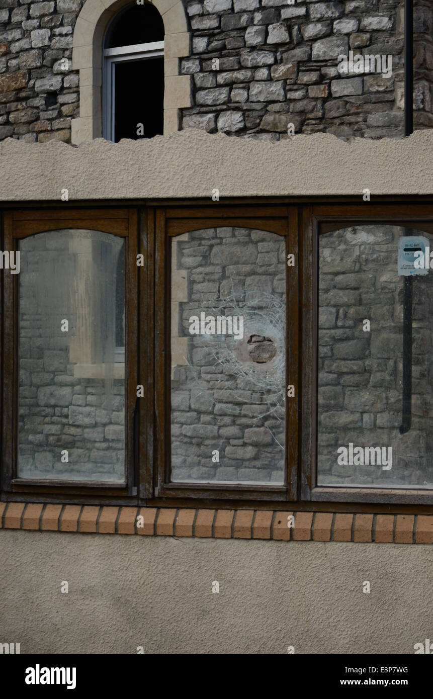 Smashed pane of glass Stock Photo - Alamy