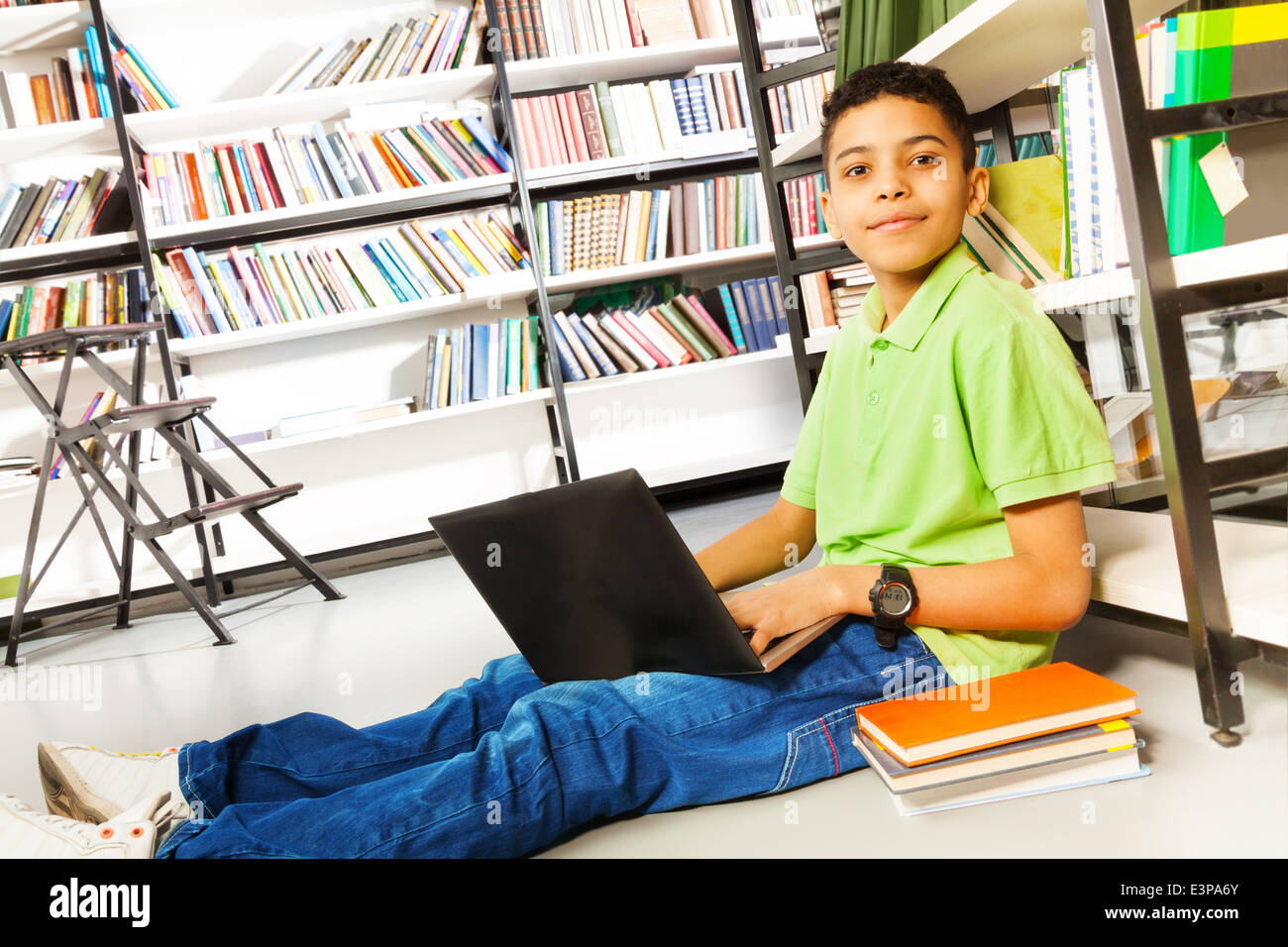 Kids studying in library hi-res stock photography and images - Alamy