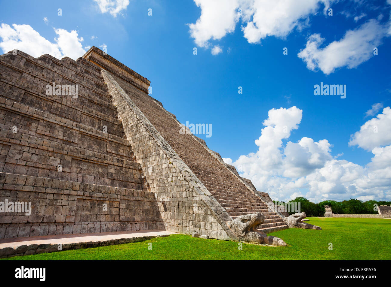 Close view of Chichen Itza monument in Mexico Stock Photo - Alamy