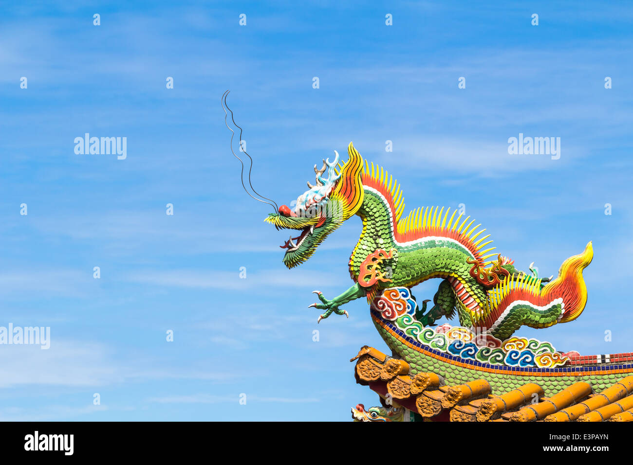 Sculpture on roof chinese building hi-res stock photography and images ...