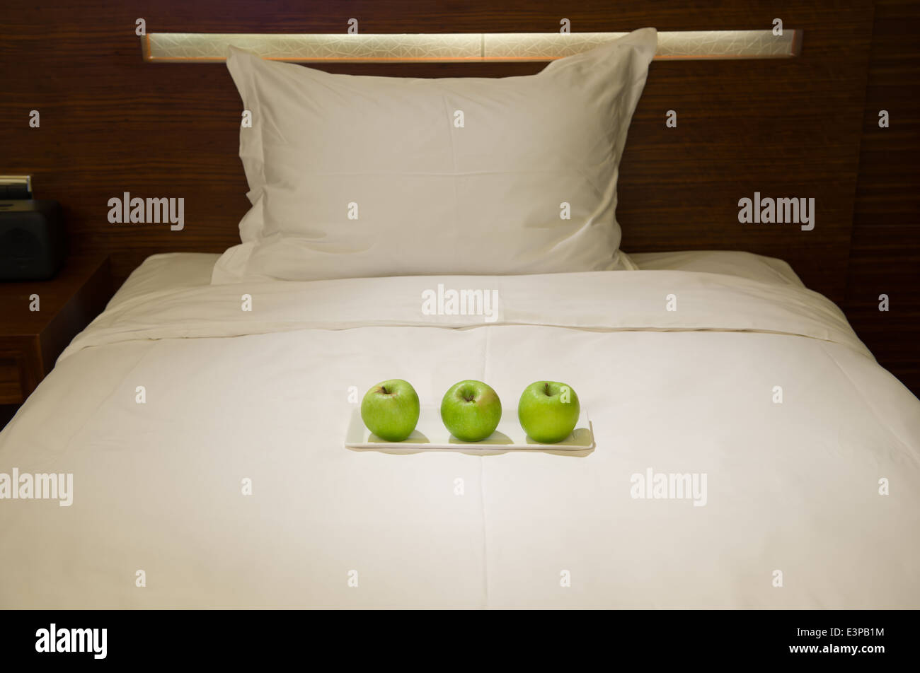 dish of apples on bed in a hotel room Stock Photo - Alamy