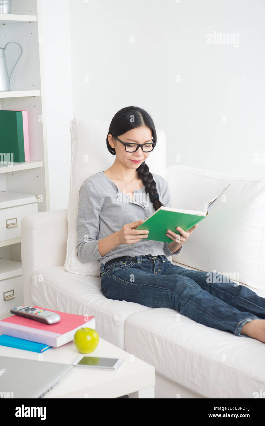 Asian girl reading book hi-res stock photography and images - Alamy