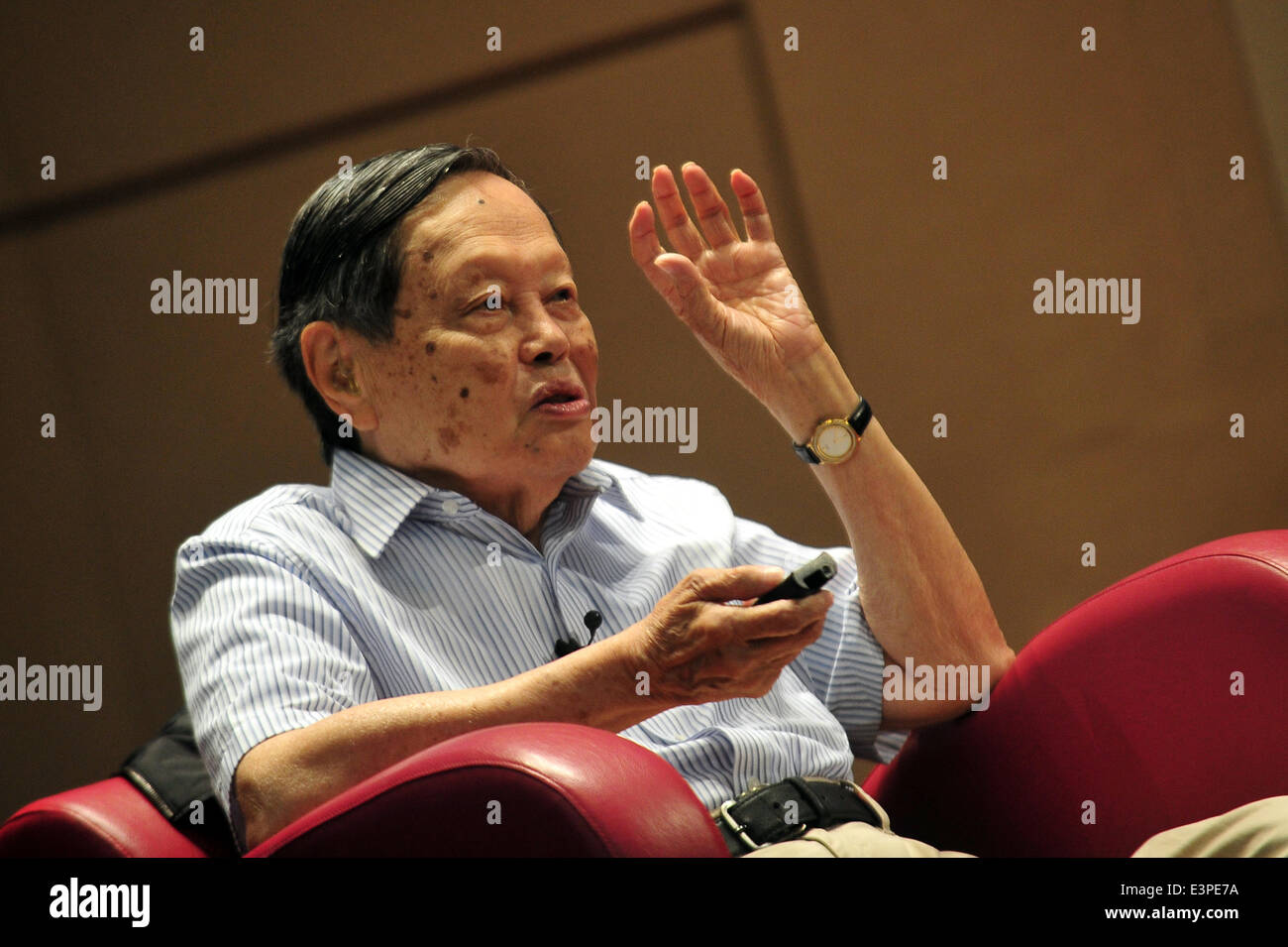 Singapore. 25th June, 2014. Nobel Prize laureate Professor Yang ...