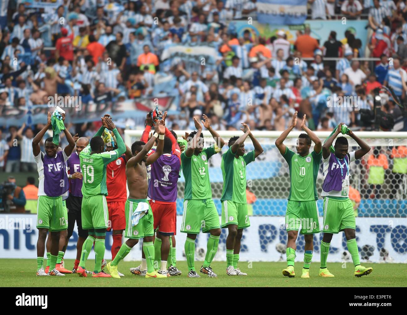 Players applaud hi-res stock photography and images - Alamy