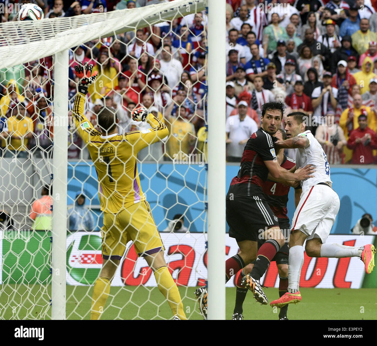 2014 fifa world cup dempsey goal hi-res stock photography and images ...