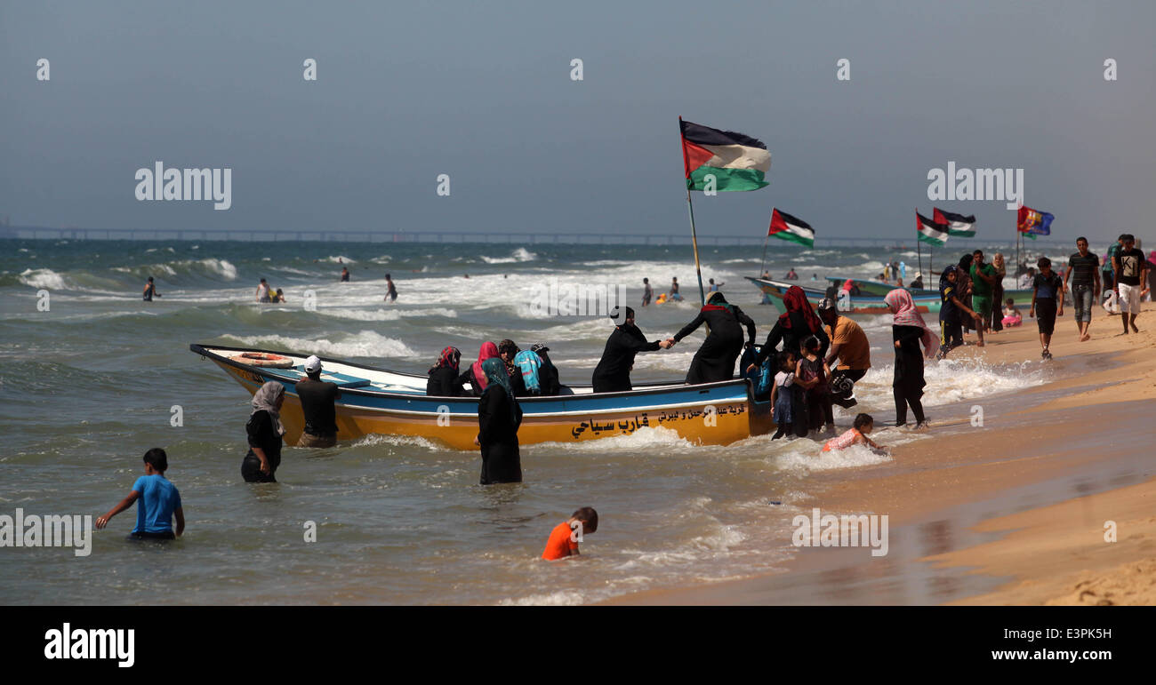 Palestinians enjoy beach hi-res stock photography and images - Alamy