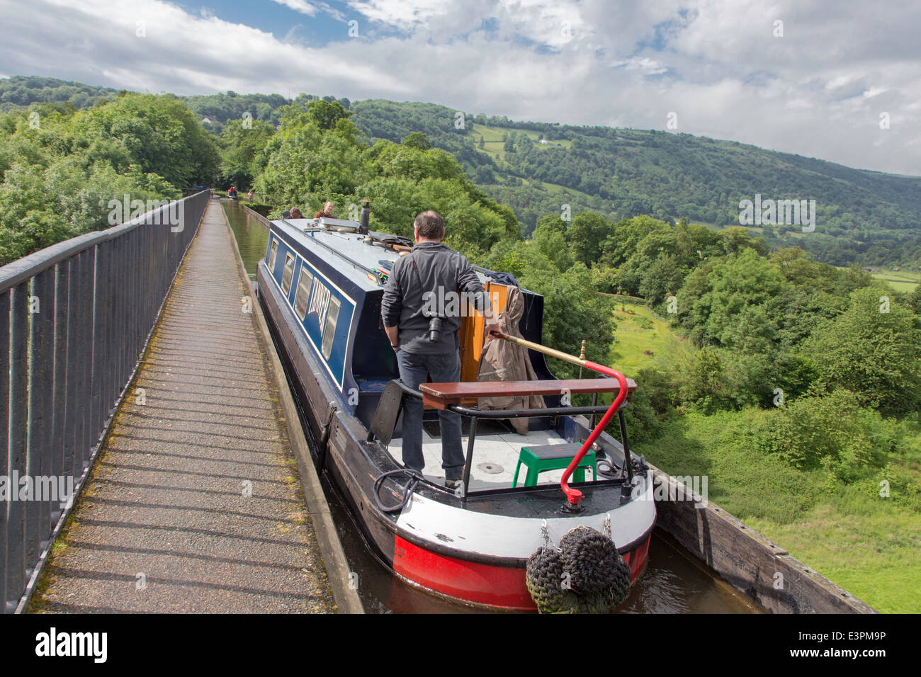 Narrowboats crossing the Pontcysyllte Aqueduct on the Llangollen Canal ...