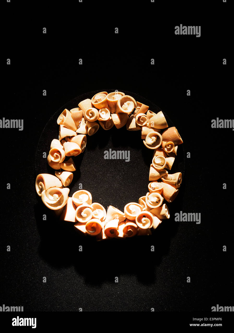 Bracelet Carved seashell Mochica Classic Period 1-800 AD Museo de Arte ...