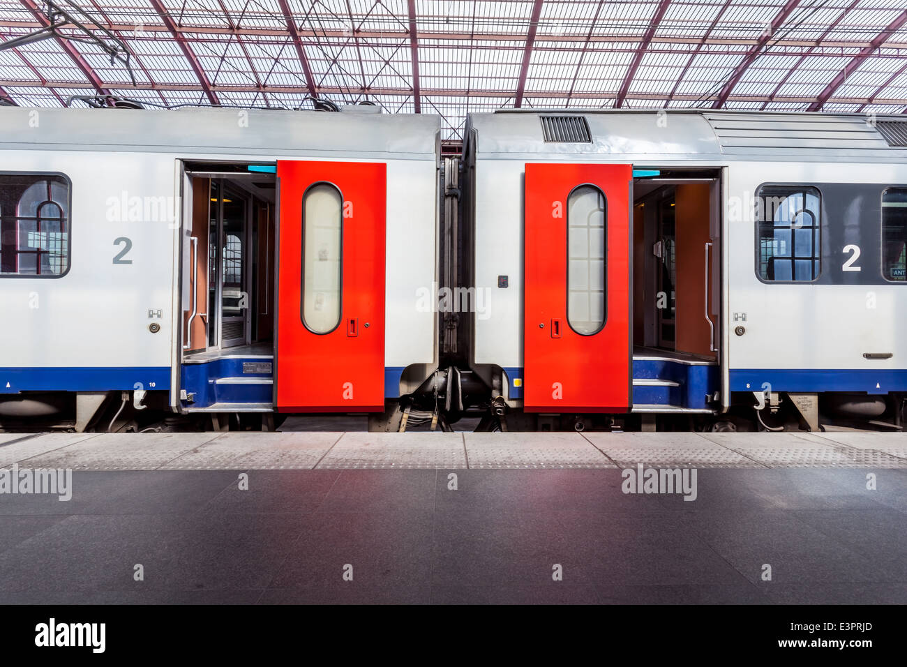 Open subway doors hi-res stock photography and images - Alamy