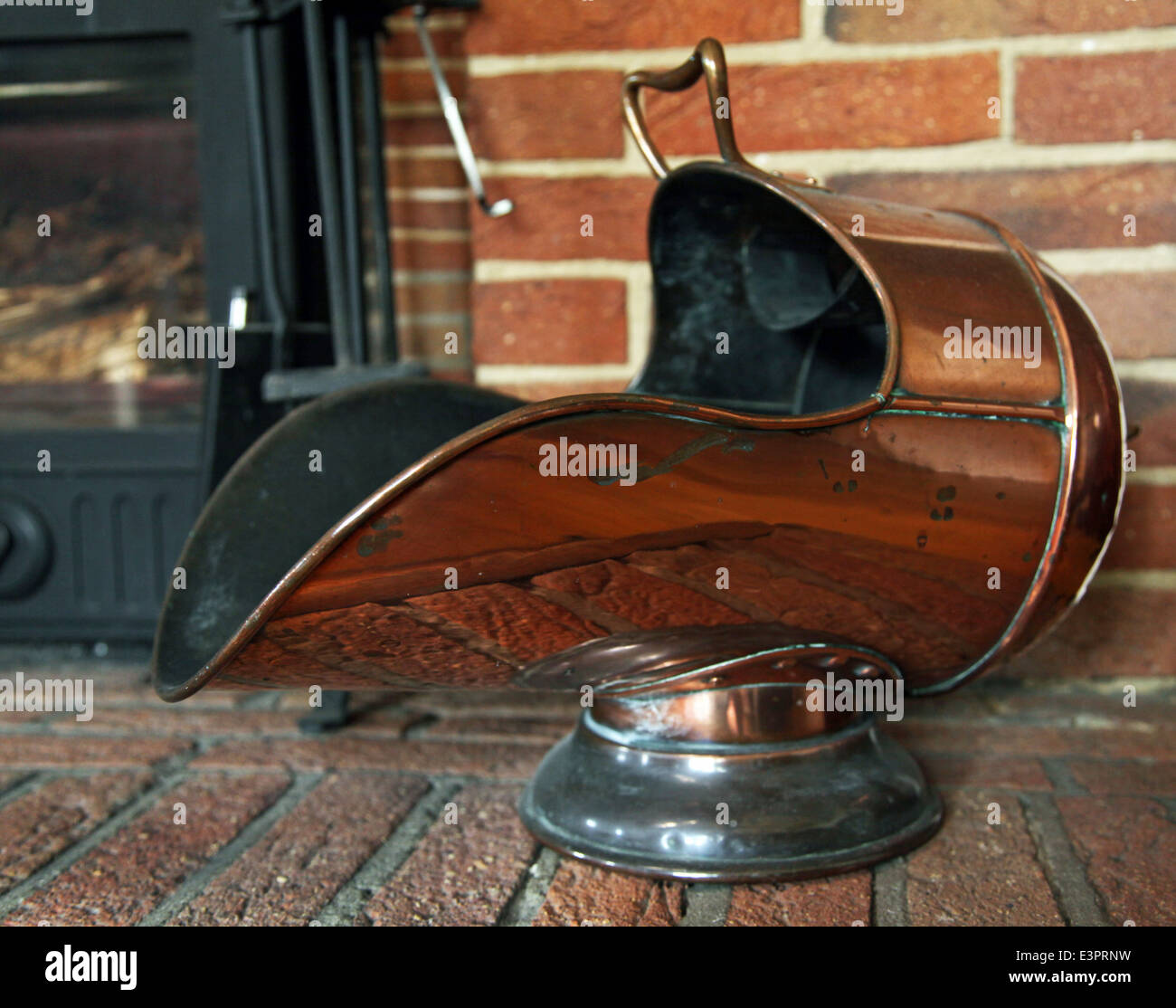 Coal scuttle hi-res stock photography and images - Alamy