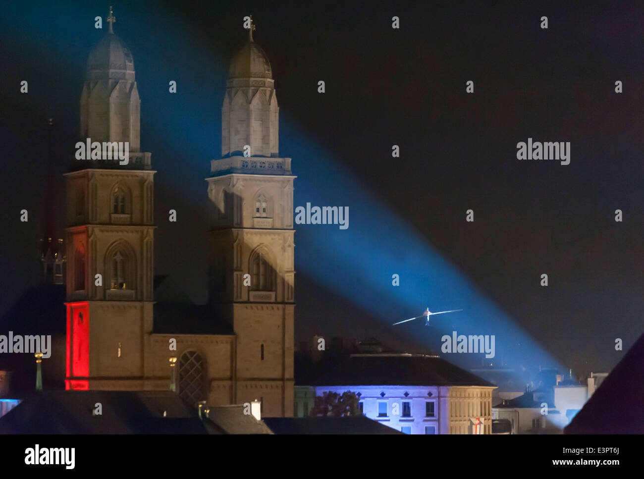 High-wire artist Franz Buegler walks between Zurich's Grossmuenster ...