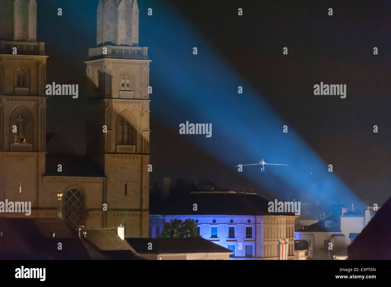 High-wire artist Franz Buegler walks between Zurich's Grossmuenster ...