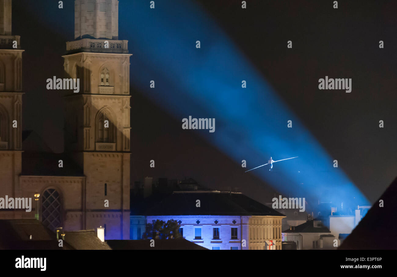 High-wire artist Franz Buegler walks between Zurich's Grossmuenster ...