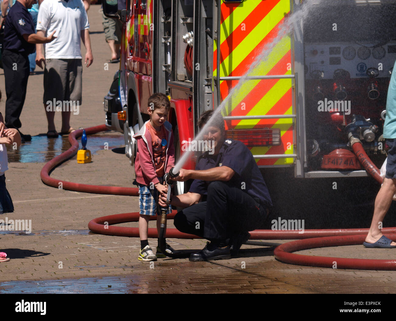 Fire engine uk fireman hi-res stock photography and images - Alamy