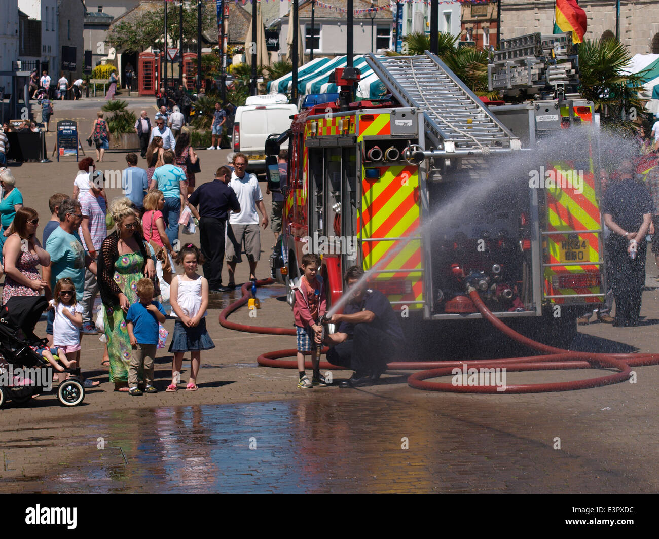 Fire engine uk fireman hi-res stock photography and images - Alamy