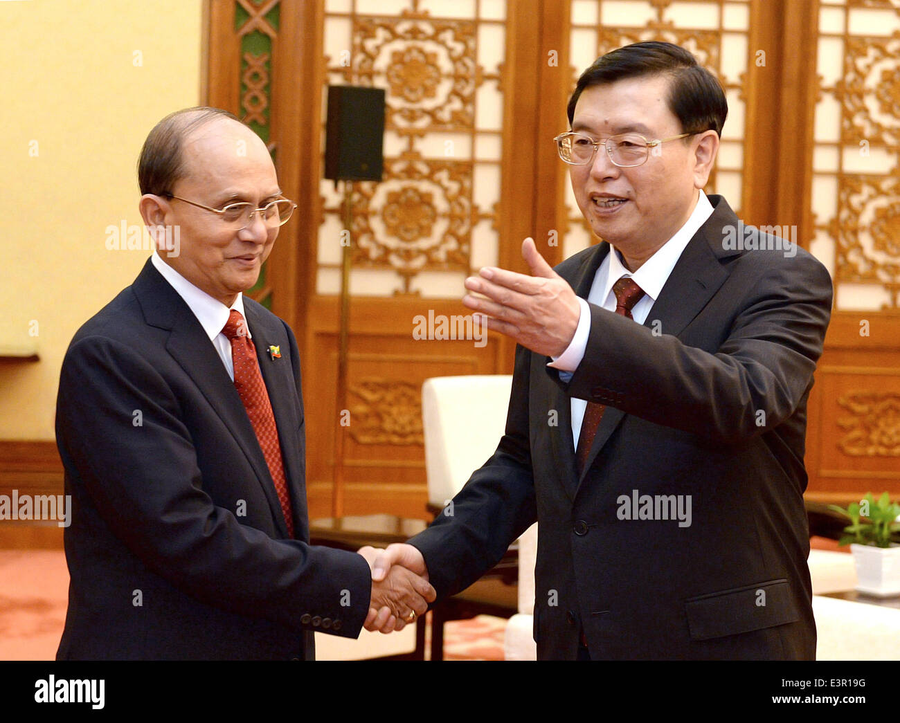 (140627) -- BEIJING, June 27, 2014 (Xinhua) -- Zhang Dejiang (R ...