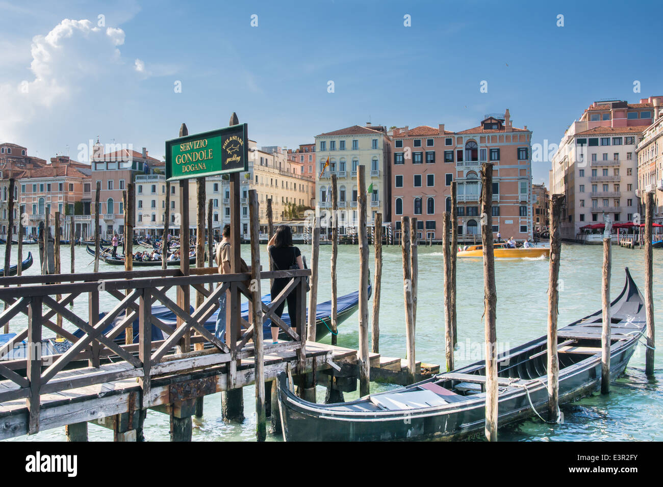 Moorings for gondola hi-res stock photography and images - Alamy