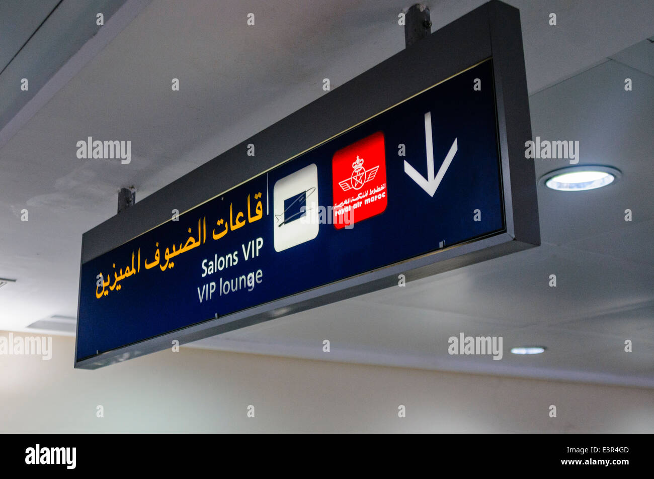 Airport sign vip lounge hi-res stock photography and images - Alamy