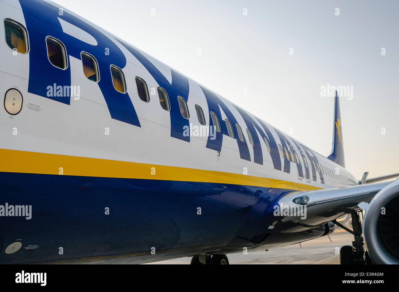 Ryanair airplane hi-res stock photography and images - Alamy