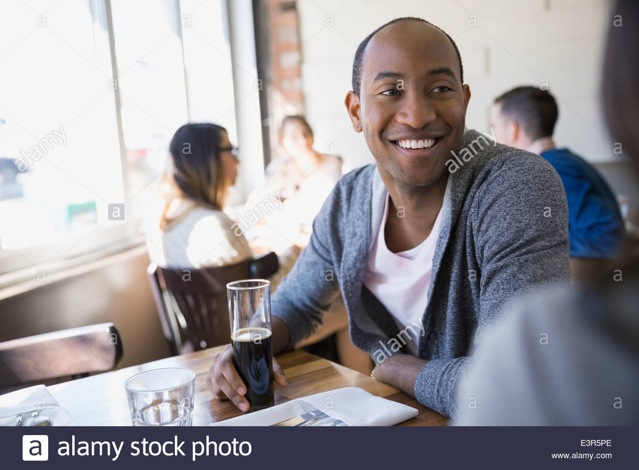Young man woman beer hi-res stock photography and images - Alamy