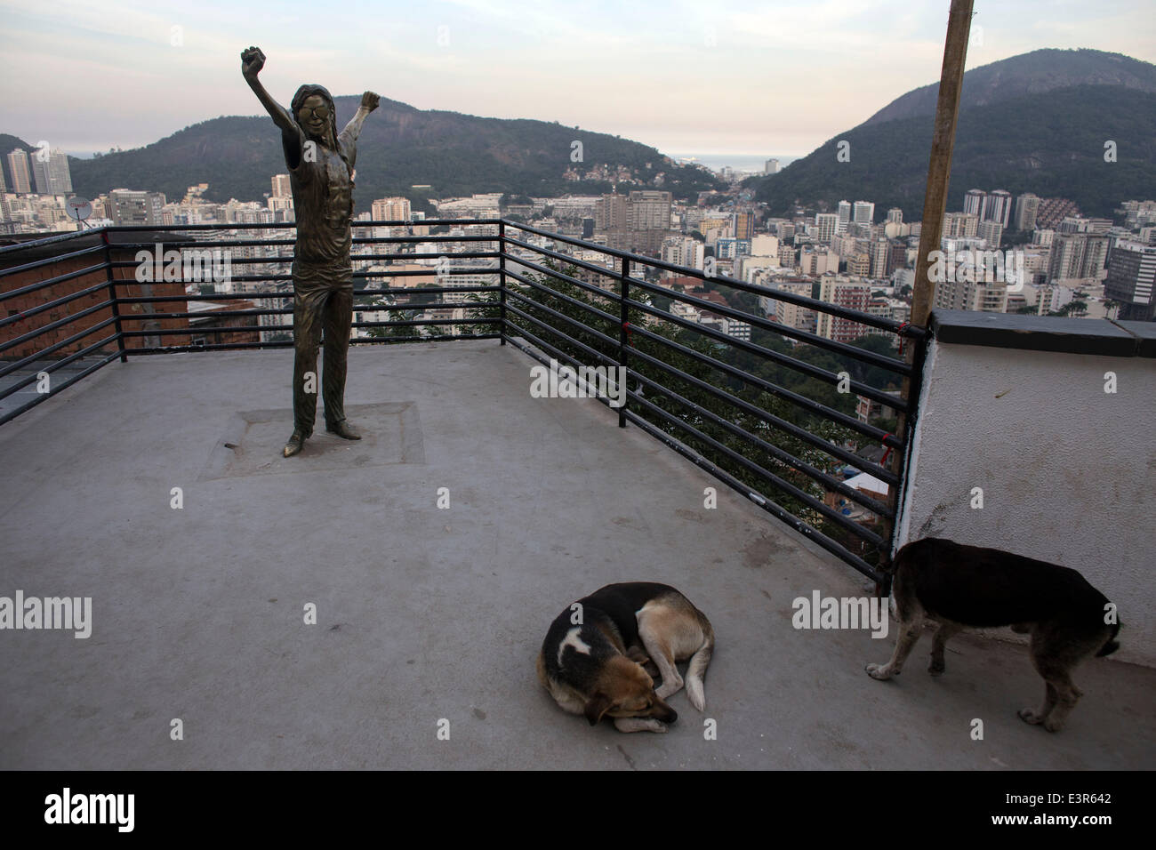 Michael jackson statue favela santa hi-res stock photography and images ...
