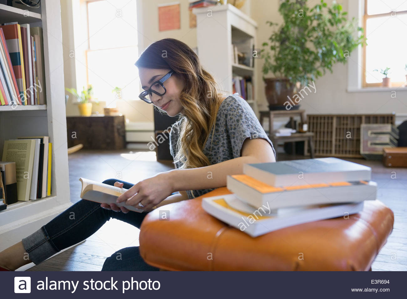 Woman holding books hi-res stock photography and images - Alamy