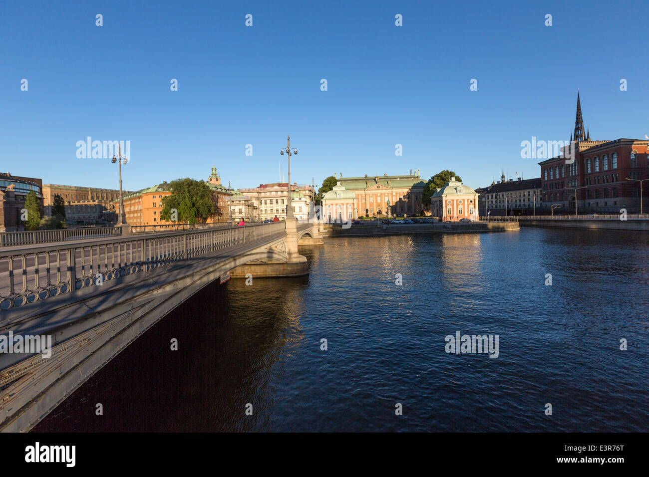 Riddarhuset House of Nobility at sunset from Vasabron bridge. Gamla ...