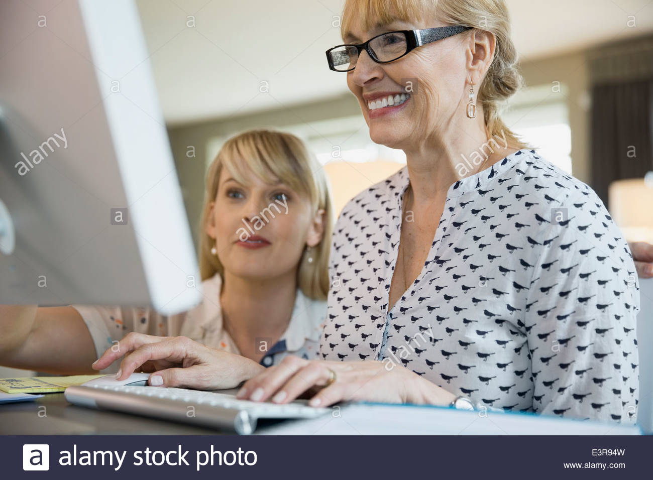 Mother daughter computer hi-res stock photography and images - Alamy