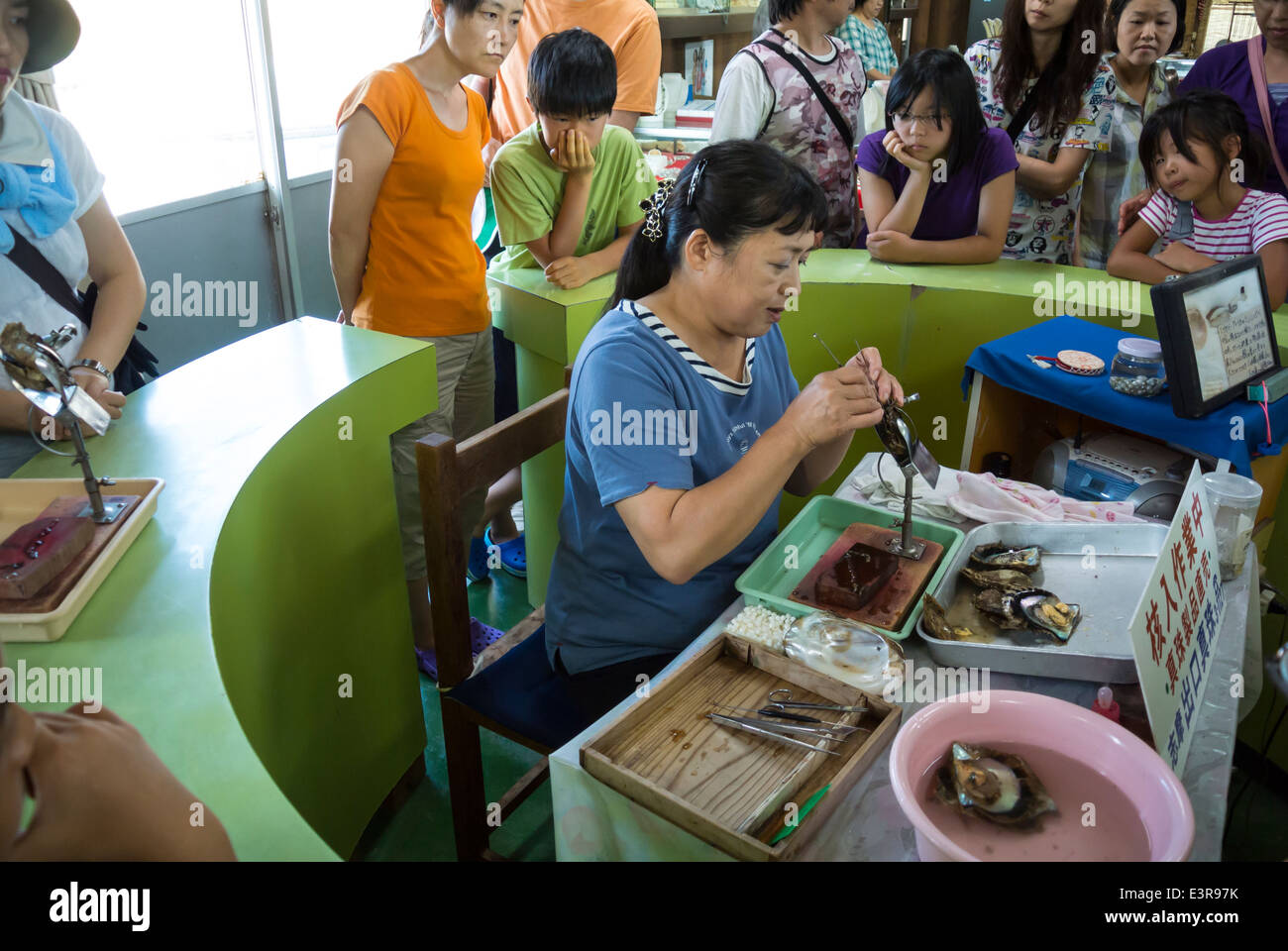 Pearl factory hi-res stock photography and images - Alamy