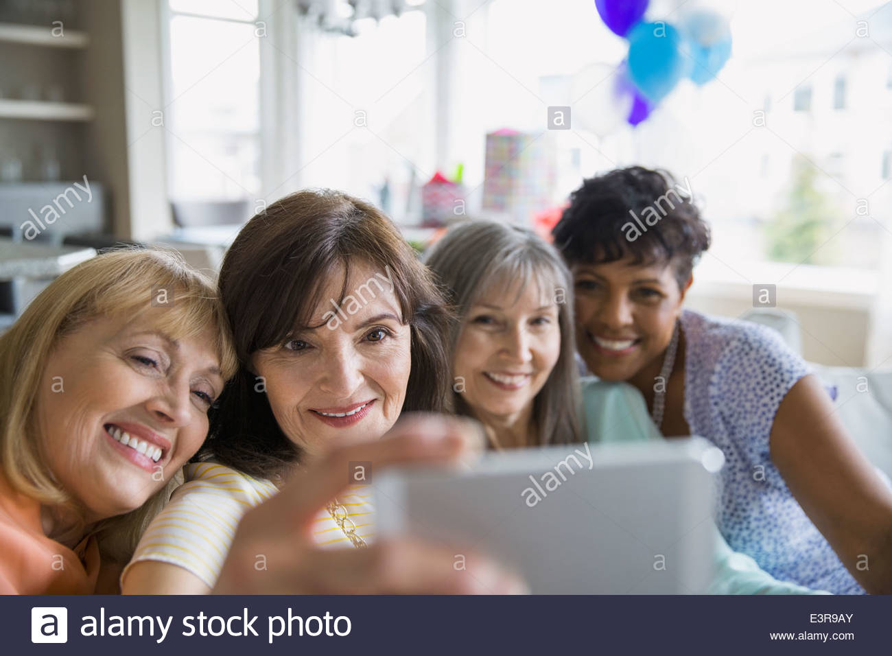 Women selfie hi-res stock photography and images - Alamy