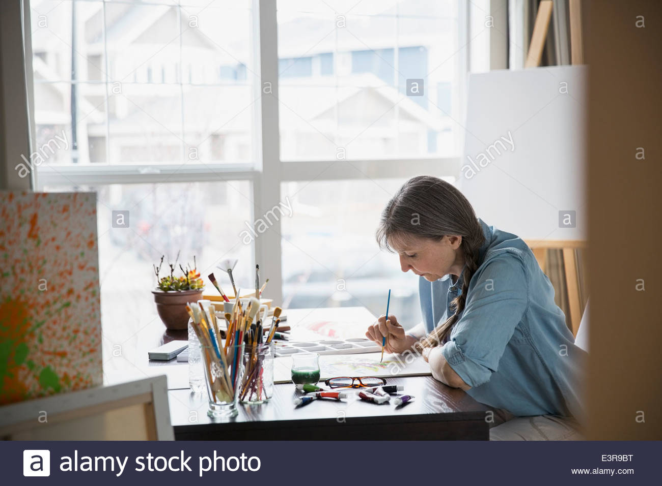 Lady artist painting on her easel hi-res stock photography and images ...
