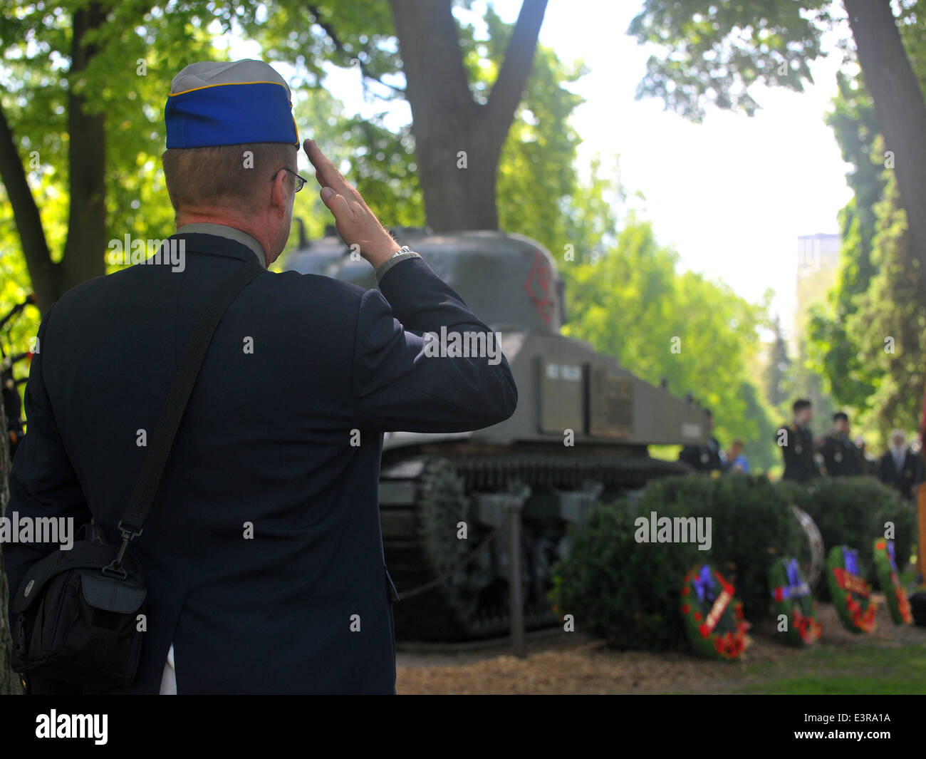 Veteran saluting hi-res stock photography and images - Alamy