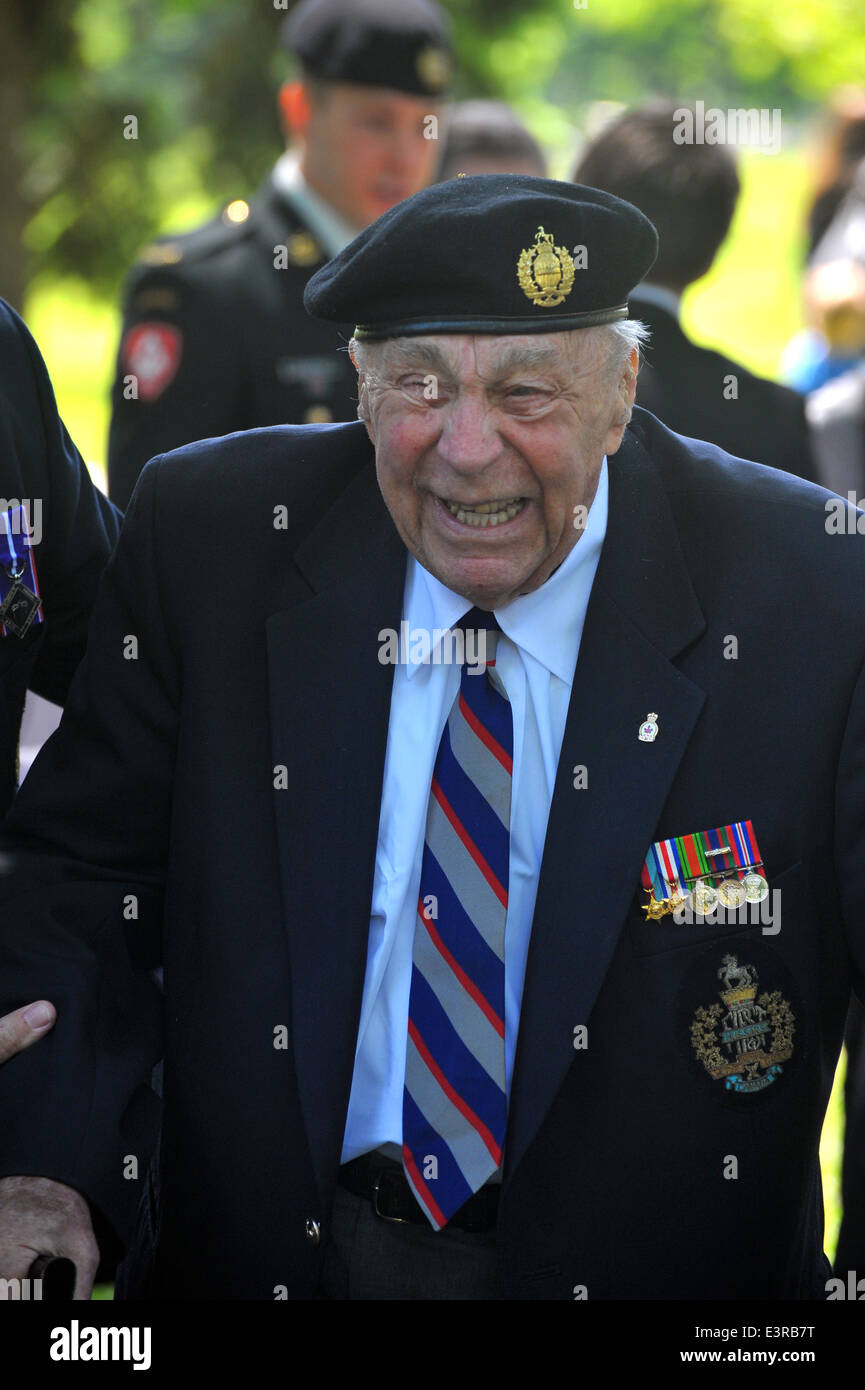 Ww2 smiling hi-res stock photography and images - Alamy